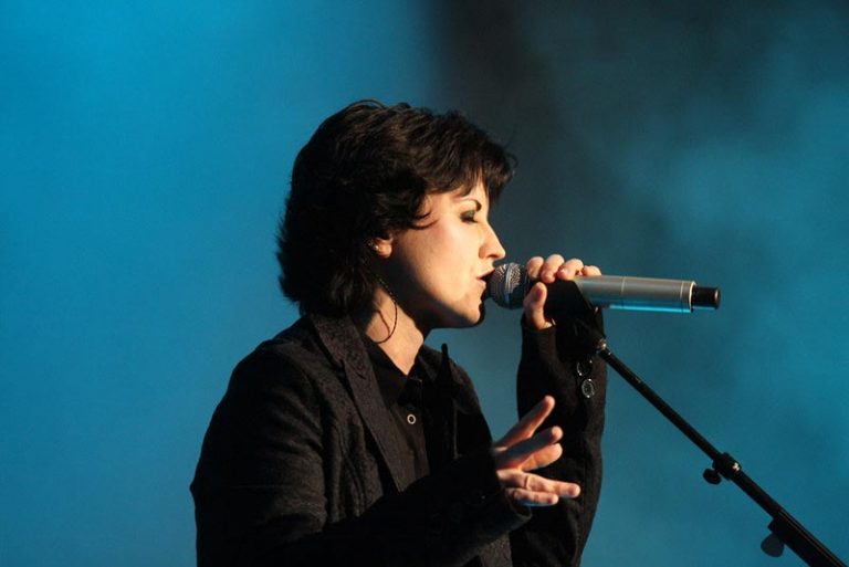 20 Best 90s Female Singers Ranked (with Videos) - Guitar Lobby