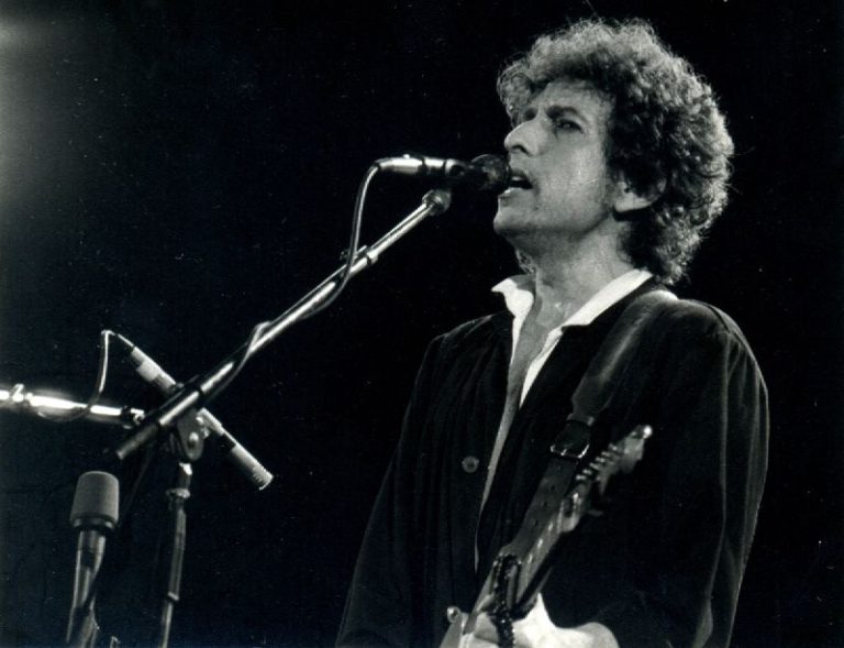 Bob Dylan Guitars & Gear (2023 Update) - Guitar Lobby